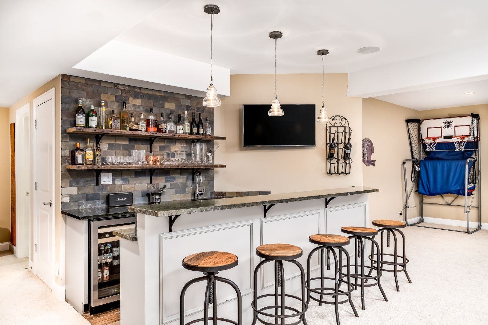 Luxury Home Bar Guide - Entertaining Guests in Style